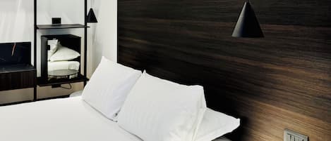Quarto casal luxo, 1 cama Queen, para não fumantes, banheiro privativo | Cofres nos quartos, escrivaninha, Wi-Fi de cortesia