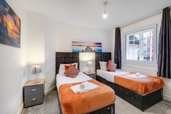 Eastons 2 Bedroom Apt. With Sofa Bed - High Wycombe