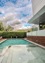 Piscina externa, funciona das 8h às 20h, guarda-sóis, espreguiçadeiras