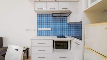 Apartamento, 1 quarto, vista para a piscina | Kitchenette privada | Um frigorífico, um micro-ondas, uma placa de cozinha, uma torradeira