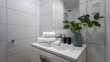 Um polibã, um secador de cabelo, toalhas fornecidas, sabão