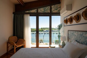 Quarto casal luxo, vista para o mar | Cofres nos quartos, escrivaninha, roupa de cama