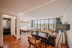 Suite, varanda, vista para o mar | Cofre no quarto, secretária, roupa de cama fornecida 