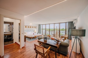 Suíte, sacada, vista para o mar | Cofres nos quartos, escrivaninha, roupa de cama
