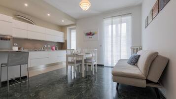 Apartamento, varanda | Sala de estar | Televisor de 35 polegadas com canais digitais