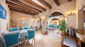 Pequeno-almoço completo diário incluído