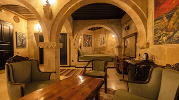 Suite Superior, vista para a montanha | Sala de estar | Televisor de 120 de cm com canais via satélite, lareira, piso aquecido