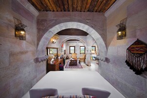 King suite | Sala de estar | Televisor de 120 de cm com canais via satélite, lareira, piso aquecido 