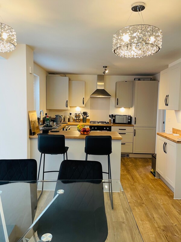 Kettering - House - Stay 8 - Parking - Garden - Kettering, UK