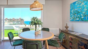 Apartamento (3 Bedrooms) | Refeições no quarto
