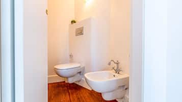 Apartamento (2 Bedrooms) | Banheiro | Chuveiro, toalhas de banho