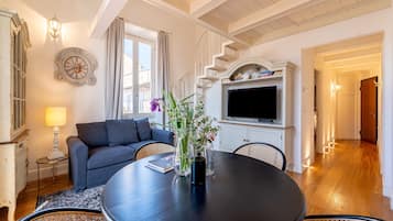 Apartamento (2 Bedrooms) | Opções para refeição no quarto