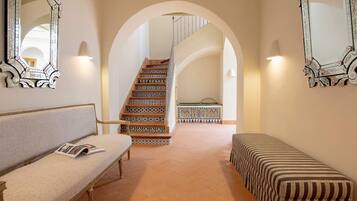 Apartamento (Multiple Bedrooms) | Sala de estar | Televisor