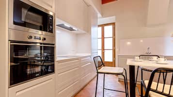 Apartamento (Multiple Bedrooms) | Cozinha privada | Um frigorífico, um micro-ondas, um forno, uma placa de cozinha