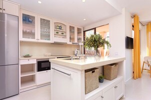 Apartamento (3 Bedrooms) | Cozinha privada | Geladeira, micro-ondas, fogão, cooktop