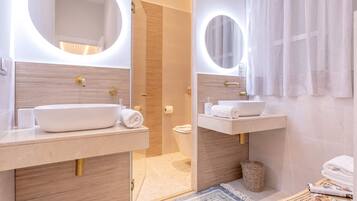 Apartamento (2 Bedrooms) | Casa de banho | Um polibã, artigos de higiene pessoal grátis, um secador de cabelo