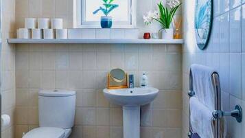 Apartamento | Casa de banho | Um polibã, artigos de higiene pessoal grátis, um secador de cabelo