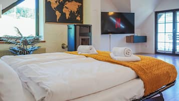 Apartamento Superior em Condomínio Fechado, 2 quartos | Sala de estar | Smart TV de 100 cm com canais digitais
