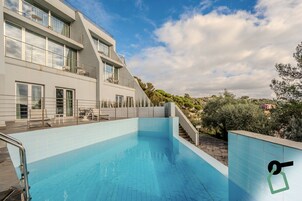 Piscina externa sazonal, funciona das 9h às 21h, guarda-sóis