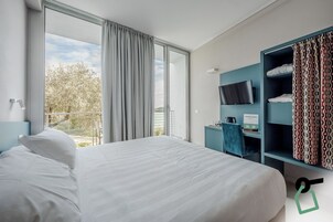 Quarto casal clássico, sacada | Frigobar, cofres nos quartos, escrivaninha, Wi-Fi de cortesia