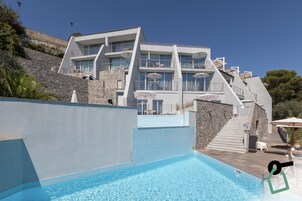 Piscina externa sazonal, funciona das 9h às 21h, guarda-sóis