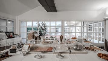 Pequeno-almoço tipo buffet diário incluído