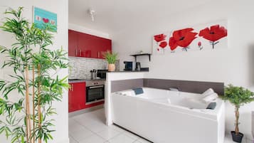 Apartamento luxo, vista para o jardim | Área de estar | Smart TV 120 cm com canais digitais