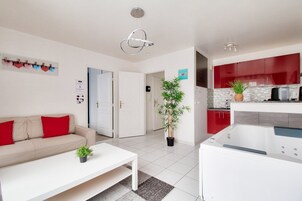 Apartamento Deluxe, vista para o jardim | Sala de estar | Smart TV de 120 cm com canais digitais 