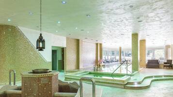 Uma área de spa com hidromassagem, espaço para sentar e escada que leva a um andar superior.