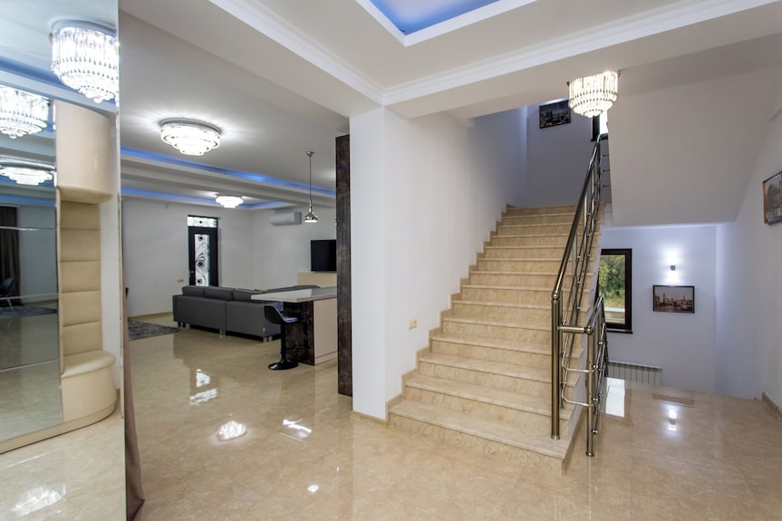 7mins-tbilisi Mall/19mins-jvari Monastery.\nfab And Cosy Home With Swimming Pool! - Tbilissi