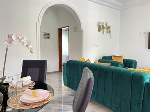 Apartamento Standard, vista para a piscina | Sala de estar | Televisor