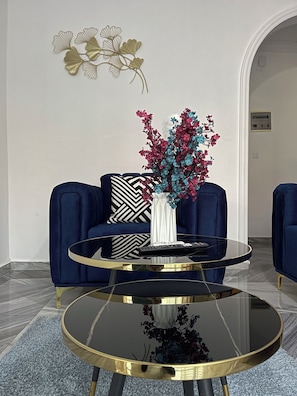 Apartamento standard, vista para o jardim | Área de estar | TV