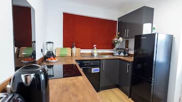 Casa | Cozinha privada | Um frigorífico, um micro-ondas, um forno, uma placa de cozinha