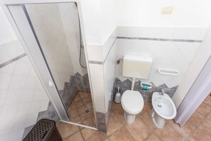 Estúdio Standard, vista para o jardim | Casa de banho | Um polibã, um secador de cabelo, toalhas fornecidas, champô 