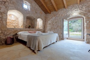 Quarto quádruplo luxo, vista para o jardim | Roupas de cama premium, edredons de pluma