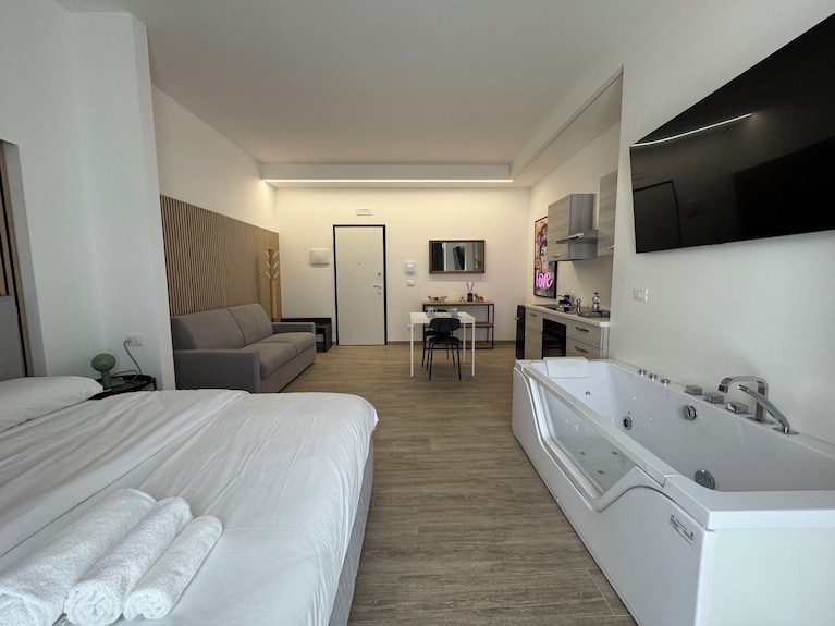 Maison 32 Luxury Suite With Jacuzzi And Kitchen Bari Central Station - Bari