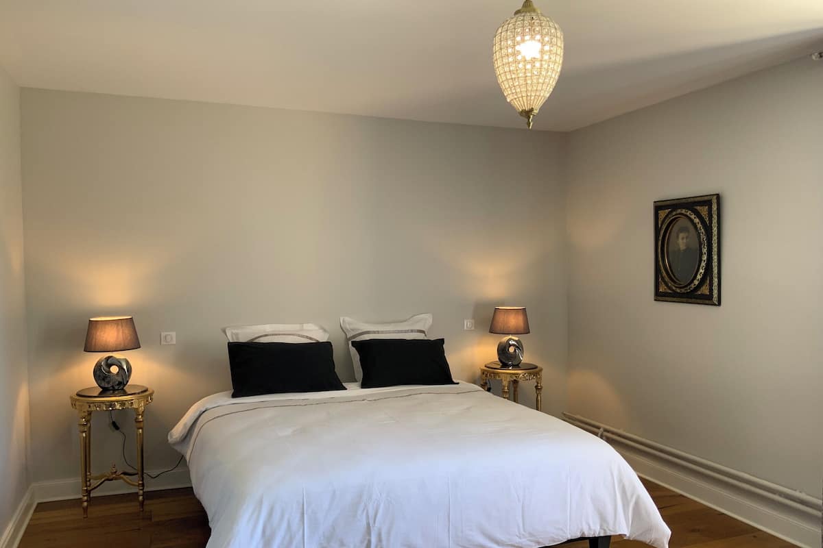 Quarto luxo, vista para a piscina | 2 quartos, camas Select Comfort, escrivaninha, Wi-Fi de cortesia