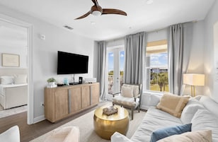 Apartamento em Condomínio Fechado, várias camas (Gulf Place Residences 203) | Sala de estar | Televisor