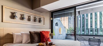 Apartamento Deluxe, varanda, Vista para a cidade | Roupa hipoalergénica, cofre com capacidade para portátil 