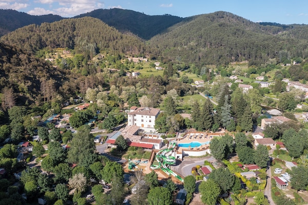 Camping Château De L'hom - Languedoc-Roussillon