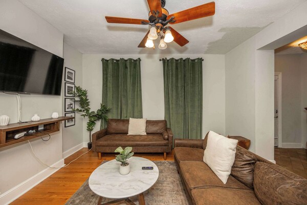 La Dolce Vita Retreat W Hot Tub - Grove City, OH