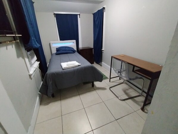 Quarto Básico | Wi-fi grátis, roupa de cama fornecida 