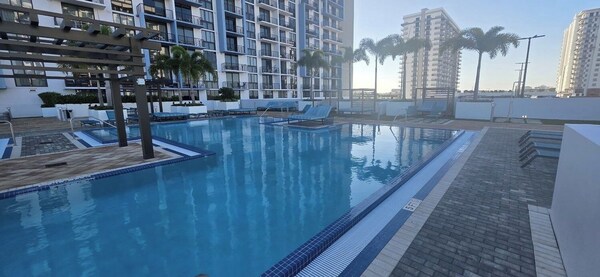 Downtown Doral Condo W-free Parking - Doral, FL