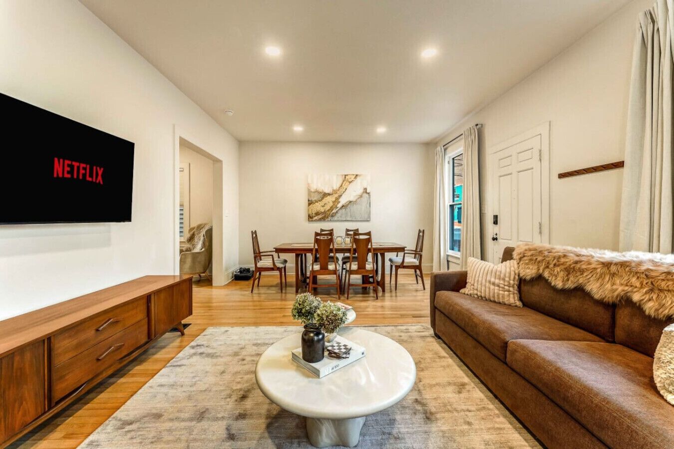 Chic Retreat Downtown Stroudsburg | 3br+sleeps 10 - Stroudsburg, PA