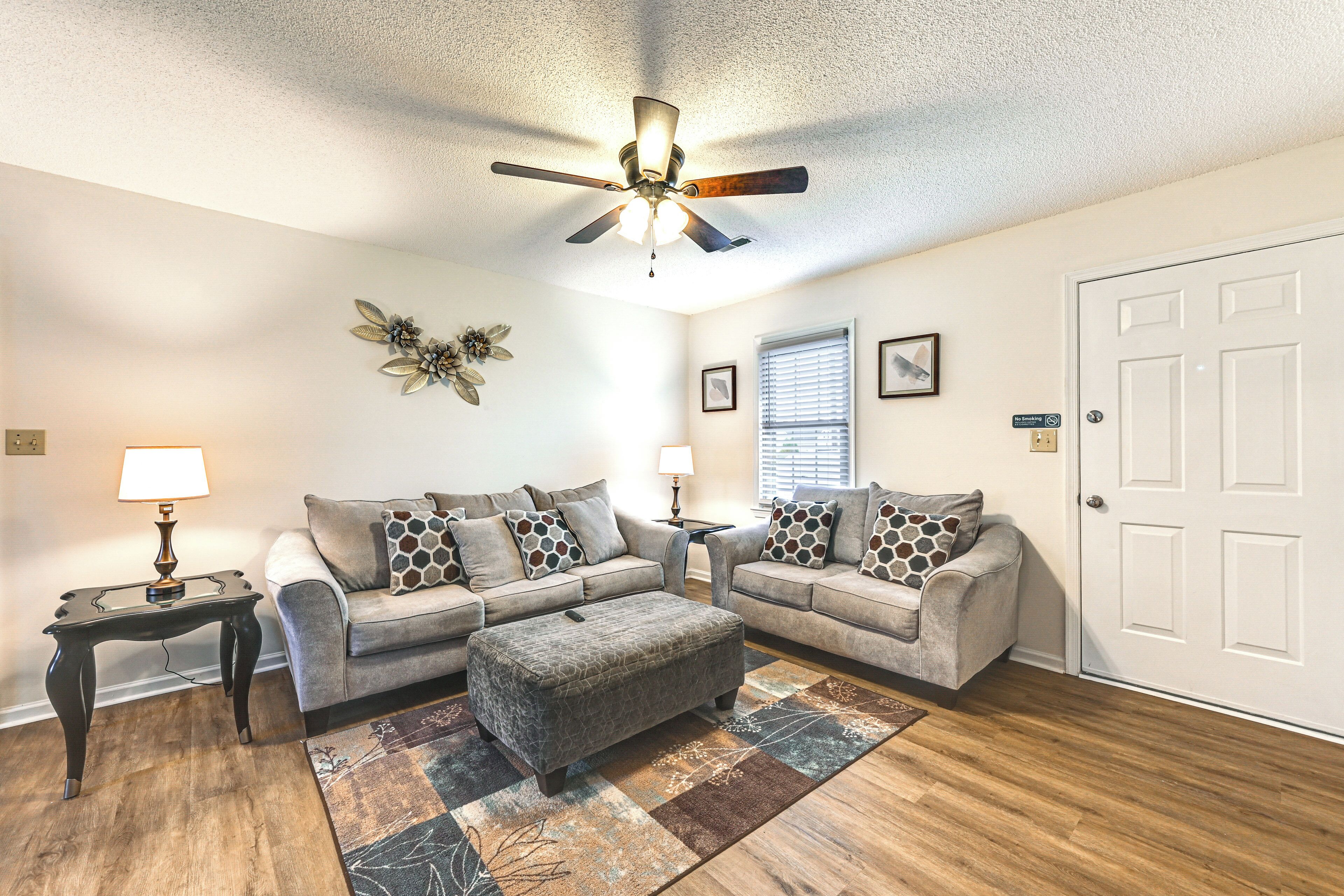 Deck & Fenced Yard: Family Home In Winterville - Greenville, NC