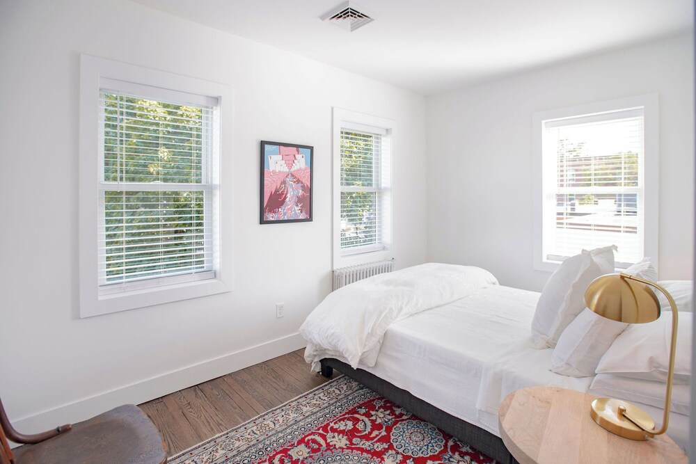 1880s Brick home, just steps to Main St. No chores. - Beacon | Vrbo
