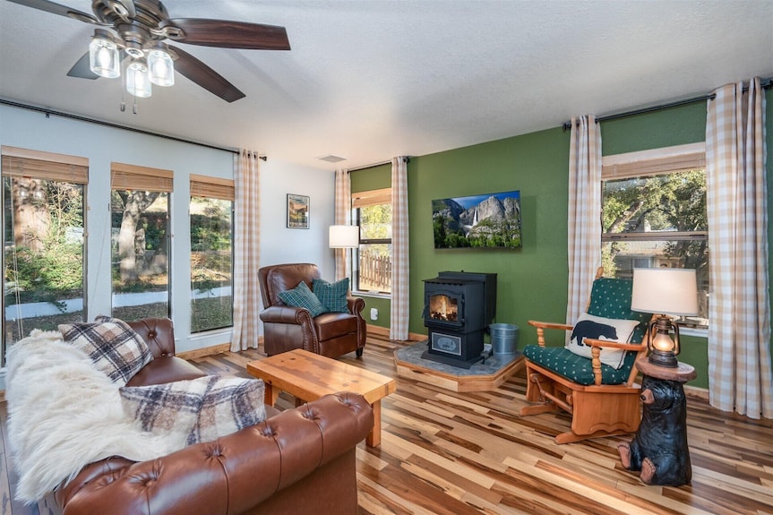 Sequoia's Dream: Mountain View, Spa, Heated Floors, Bar, Cinema! Near Yosemite! - Oakhurst, CA