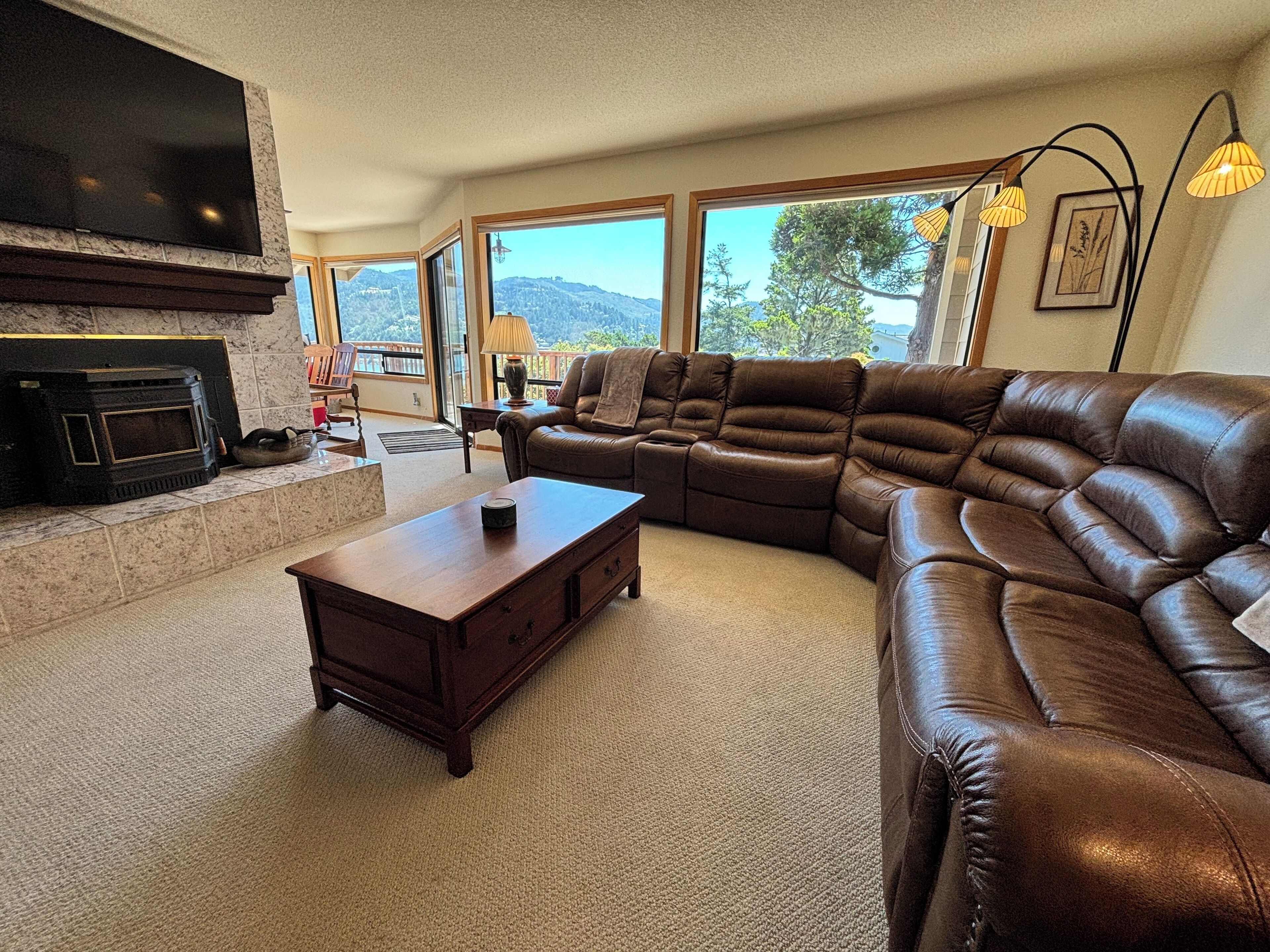 Fantastic River & Ocean Views! Family Friendly Home, Sleeps 8 - Gold Beach
