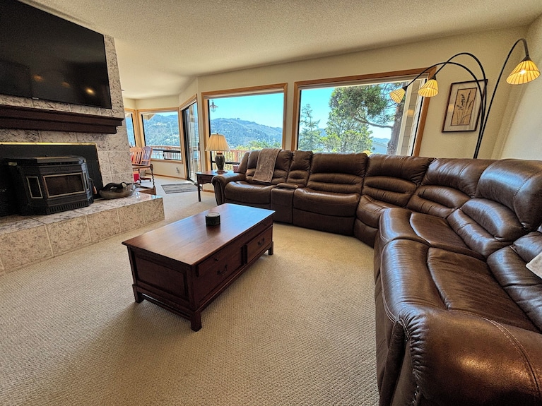Fantastic River & Ocean Views! Family Friendly Home, Sleeps 8 - Gold Beach