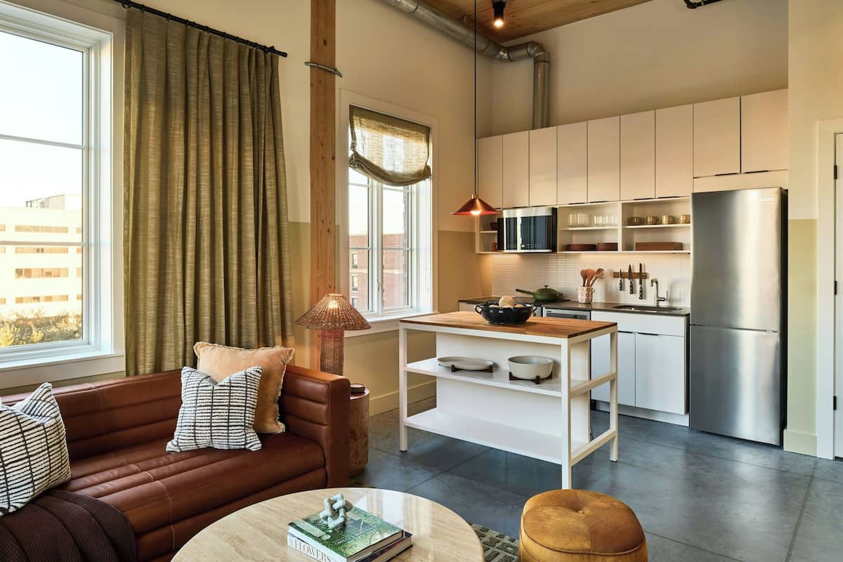 Apartamento moderno com sala de estar, cozinha e área de jantar.